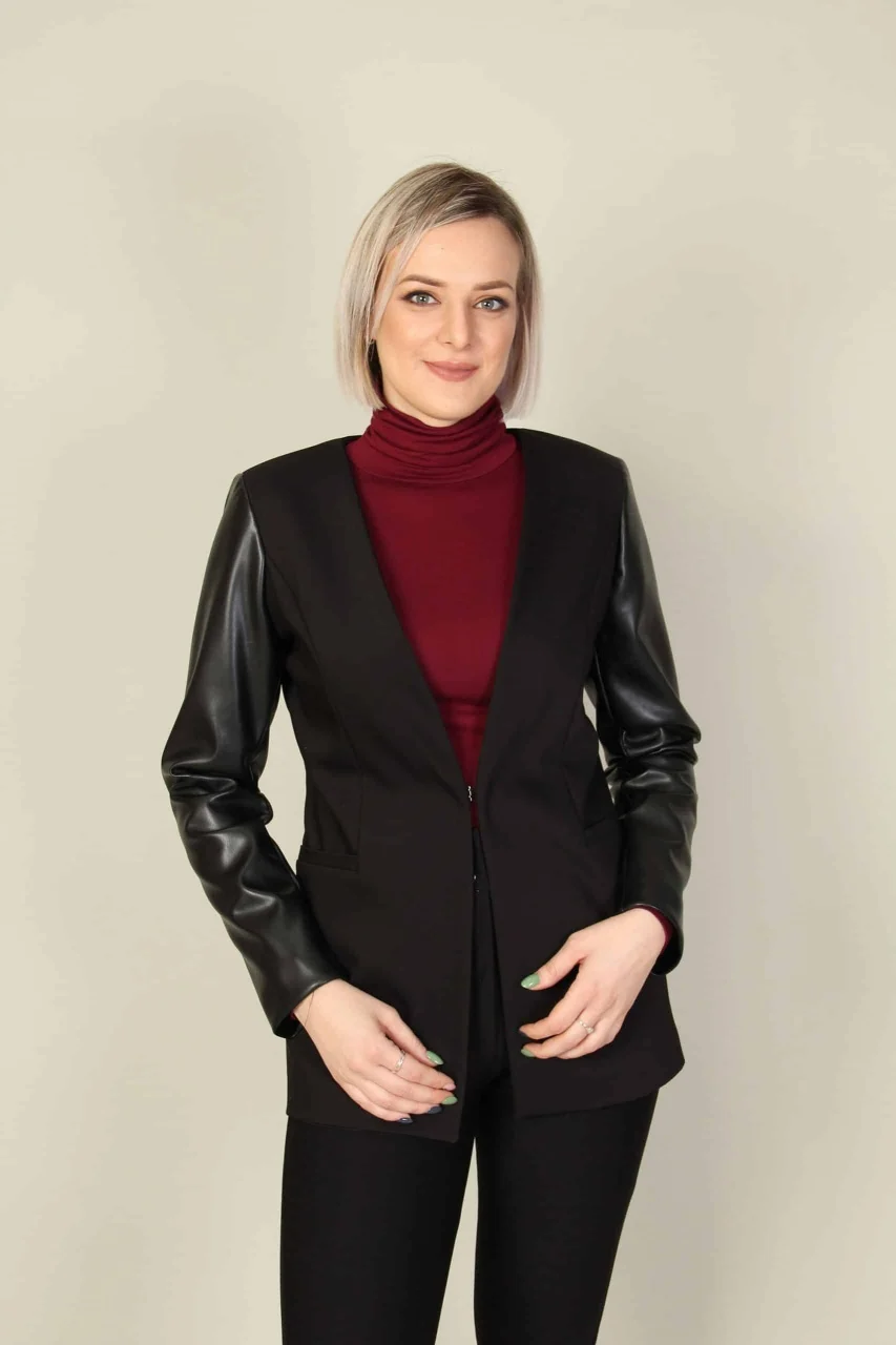 Elegantni ženski sako sa definisanim krojem