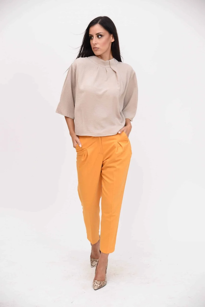 Elegantne ženske pantalone visokog struka sa faltama