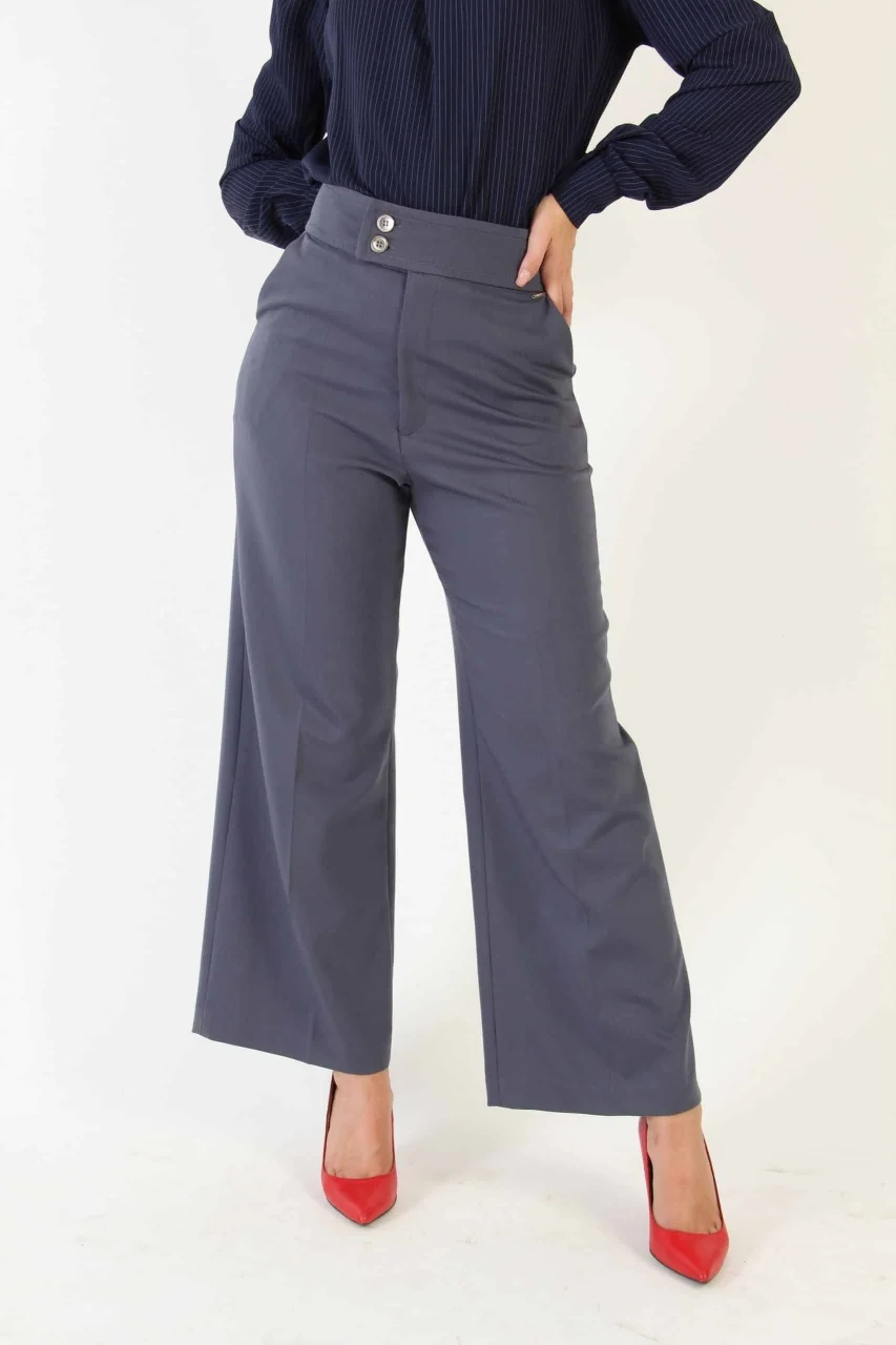 Moderne ženske pantalone opuštenog kroja