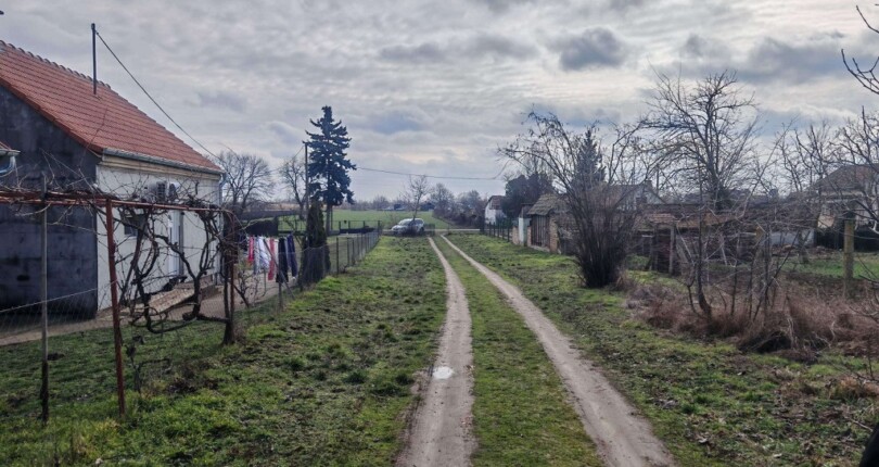 Plac sa izlazom na dve ulice-Kikinda
