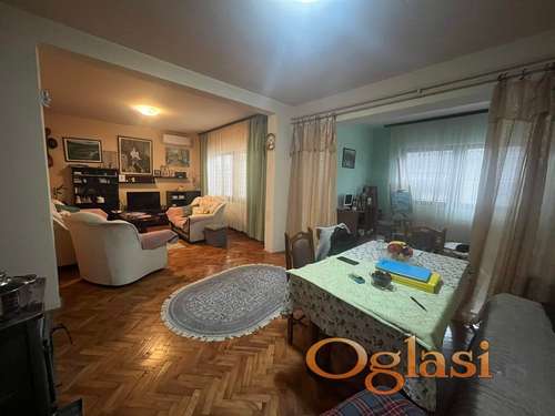 Indjija kuća 250m2 na placu od 489m2 Hitno!