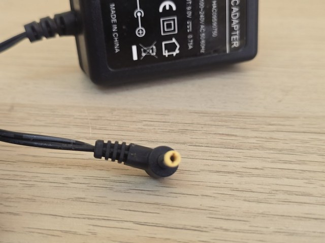 AC adapter 9 V 0.75A retko u ponudi