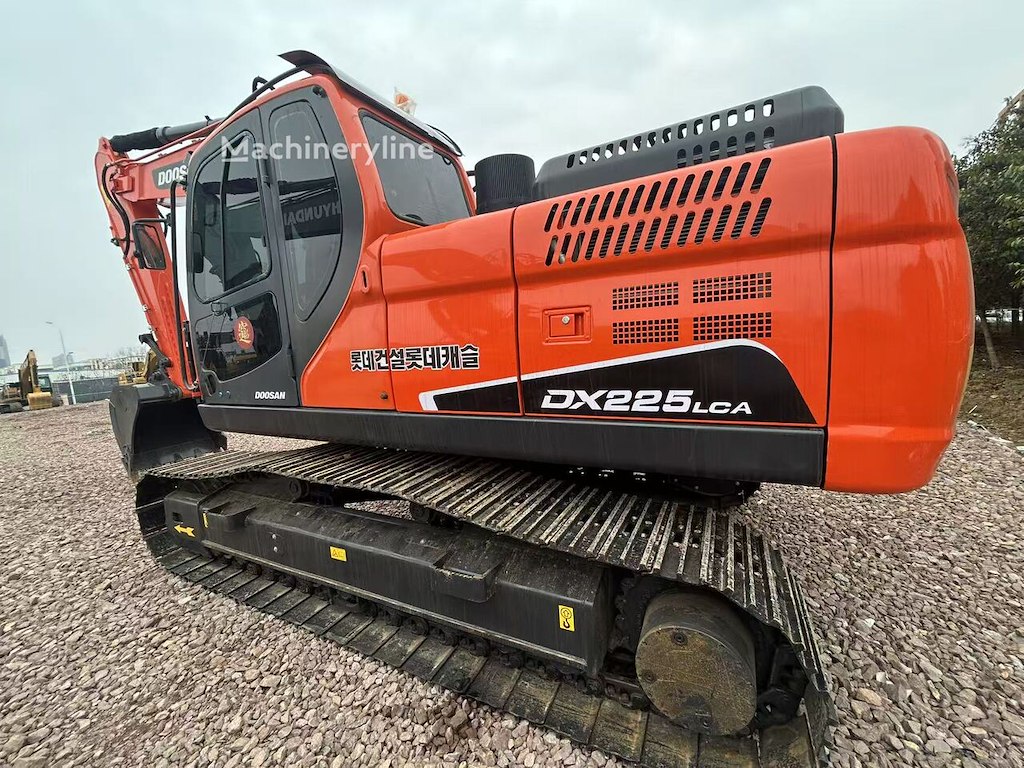 Doosan DX225 bager guseničar