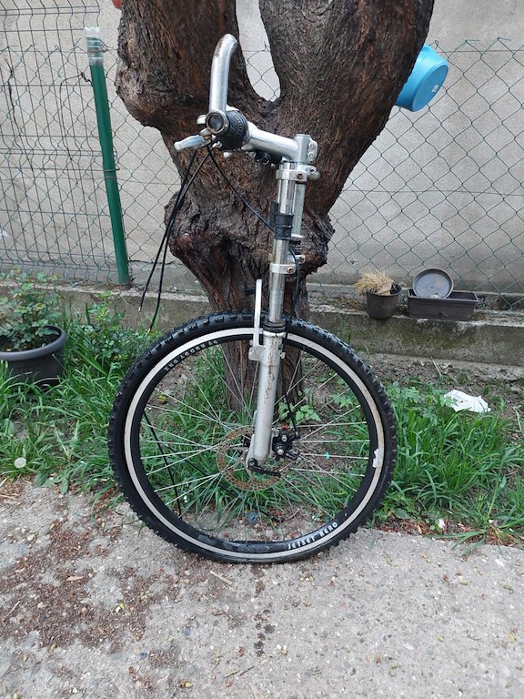 Prednja vila sa amortizerom i točkom 26
