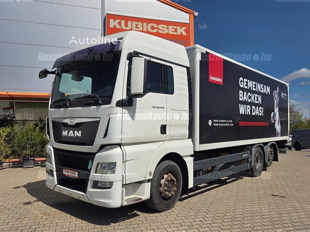 MAN TGX 26.440 DOBOZOS-EMELŐHÁTFALAS 7.37 m kamion furgon