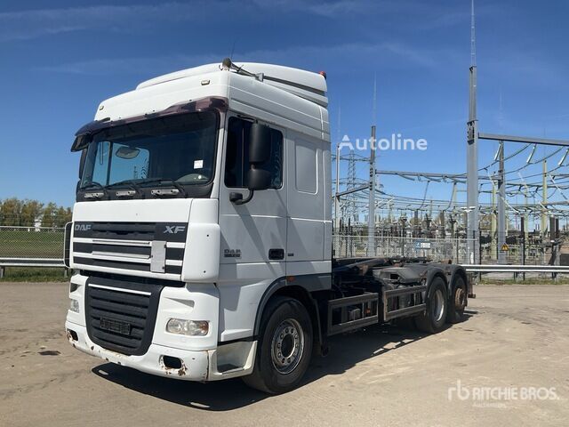 Prodaje se DAF XF105 rol kiper sa kukom na aukciji