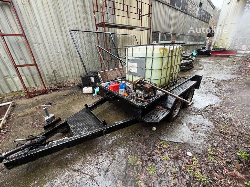 Prodaje se Andre SPYLEHENGER M/ HØYTRYKKSPYLER OG VANNTANK – BENSINDREVET prikolicu platformu na aukciji