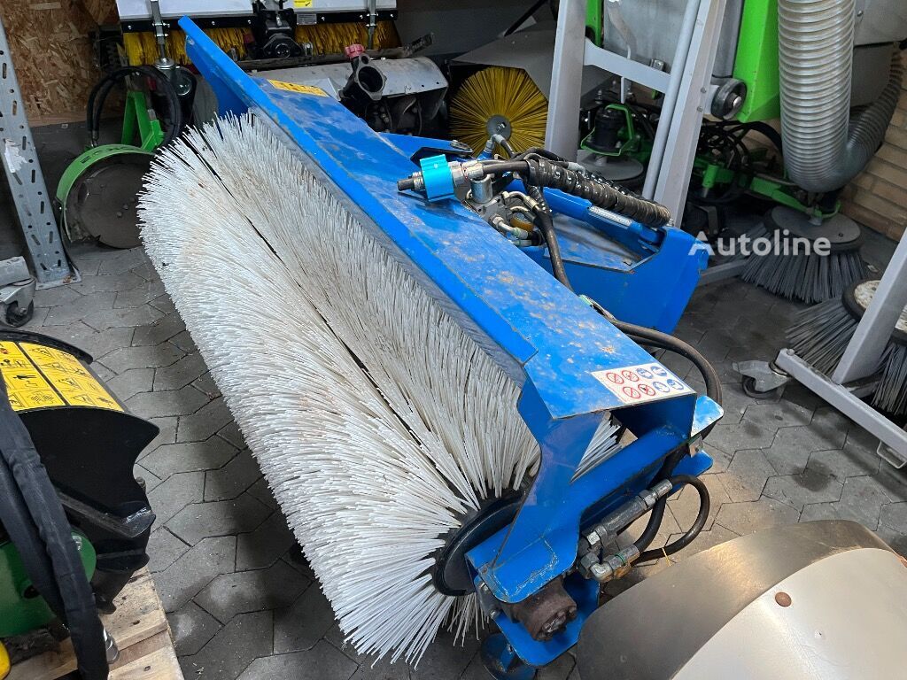 Prodaje se Multi One Hydraulisk kost 130 četku za čišćenje ulica na aukciji