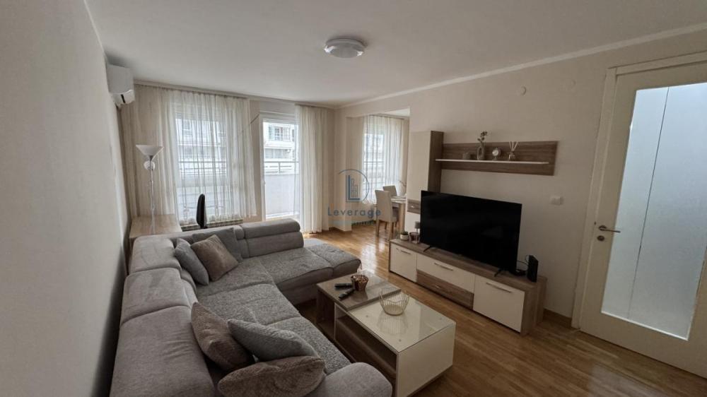 Jurija Gagarina, Dvosoban stan za izdavanje, 68m2, 950€
