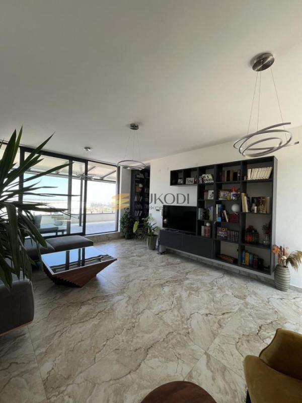 Petosoban stan na prodaju, 145m2, 390.000€