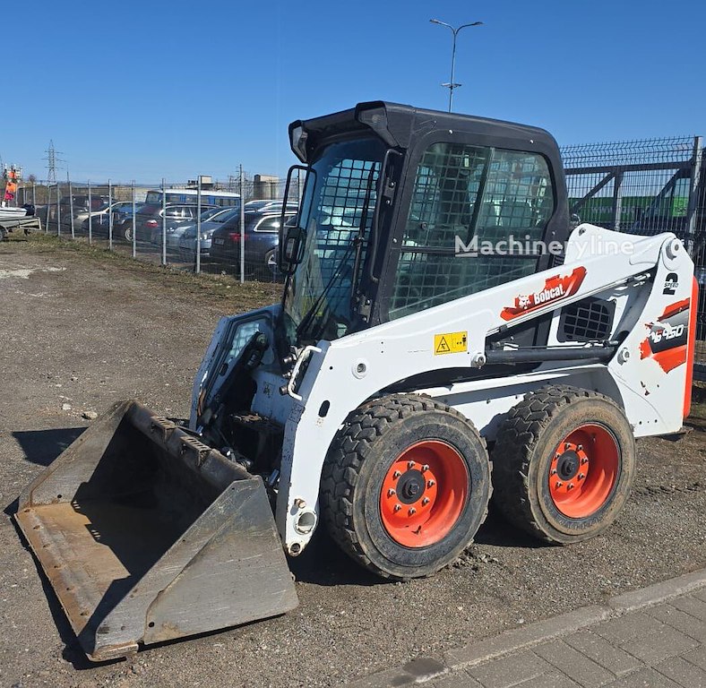 Bobcat S450 bucket + street sweeper brush mini utovarivač