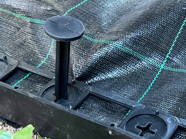 Klinovi za agrotekstil 20 cm – za mreže, cevi za navodnjavanje i vrtne ivičnjake