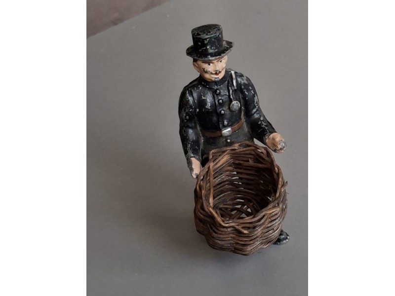 Metalna figura Dimnicar sa pletenje korpom iz 1930