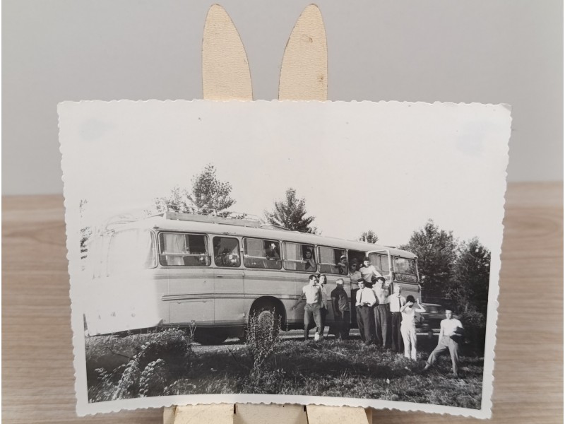 Vintage fotografija grupa ispred autobusa