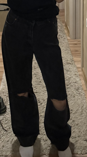 Crne pocepane farmerke