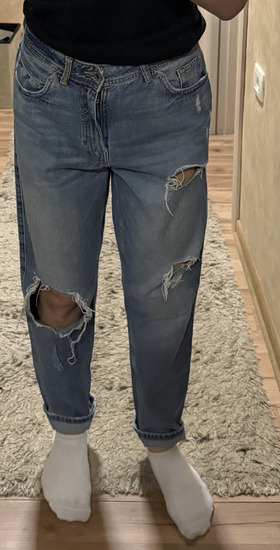 Zara pocepane farmerke velicine 36 i 38
