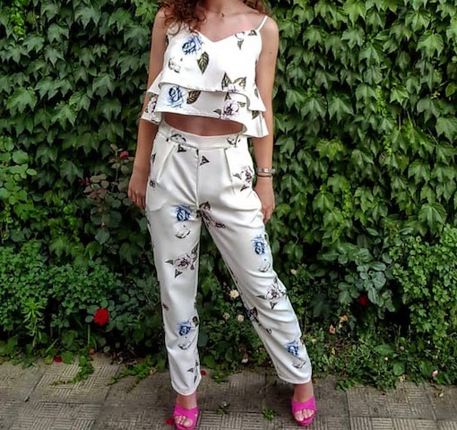 Elegantan ženski komplet – top i pantalone