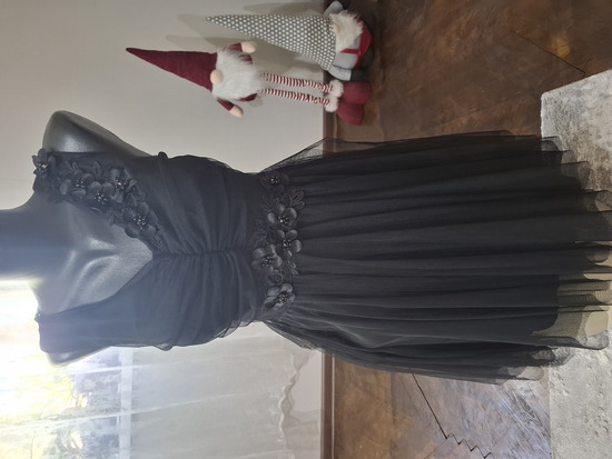 Elegantna haljina vel odgovara od 38 do 42.