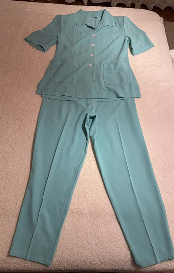 Potpuno ocuvan komplet pantalone i kosulja