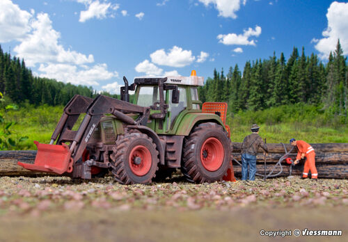 NEW! Kibri 12246 Traktor Fendt 926 z osprzętem i pniami