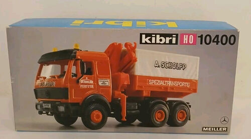 NEW! Kibri 10400 Mercedes-Benz 3/oś ciągnik z dźwigiem samozaładowczym, skrzynią z plandeką A. SCHLOPP