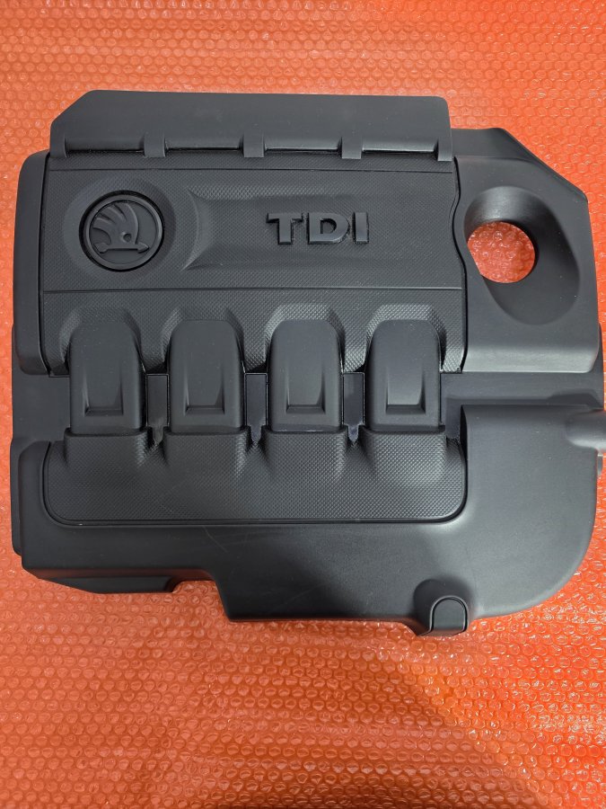ORIGINALNI POKLOPAC MOTORA ŠKODA OCTAVIA A7RESTAILING 1.6/2.0 1