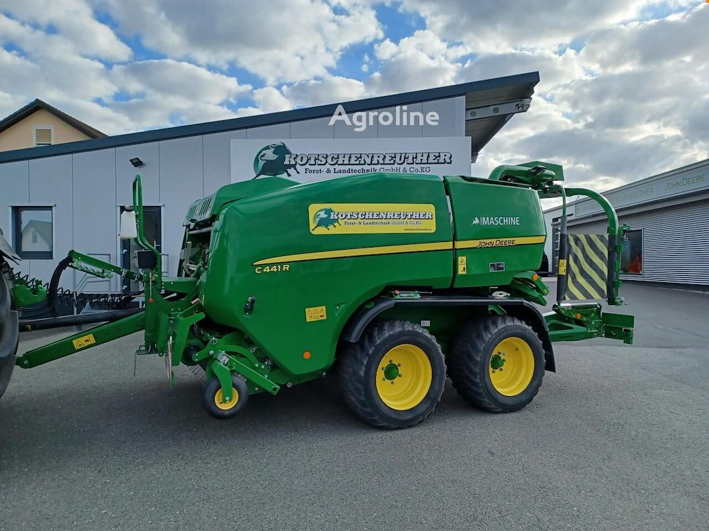 Nova John Deere C441R balirka za okrugle bale