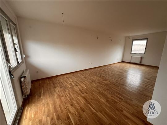 Na prodaju ekstra prostran četvorosoban stan od 89