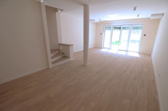 Odlicna, nova kuća sa dvorištem, Dedinje, ID 3435