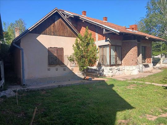 Na prodaju dve kuće sa placem u Jelašnici