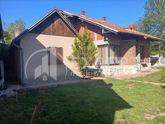 Na prodaju dve kuće sa placem u Jelašnici