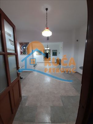 Izdaje se poslovni prostor, 90m2, kod Banovine