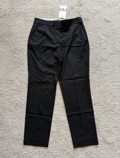 zara crne pantalone sa etiketom