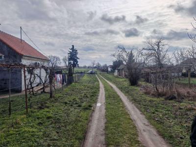 PLAC SA IZLAZOM NA DVE ULICE