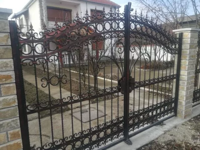 DVOKRILNE KOVANE KAPIJE