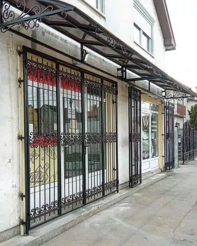 KOVANA ZAŠTITNA REŠETKA ZA LOKAL
