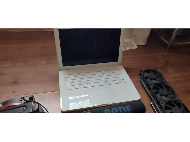 macbook mid 2010 white  13` ispravan