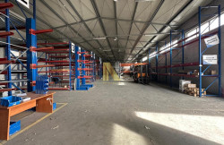 Izdaje se odličan magacinski prostor u Čeneju - parcela 16.000m2