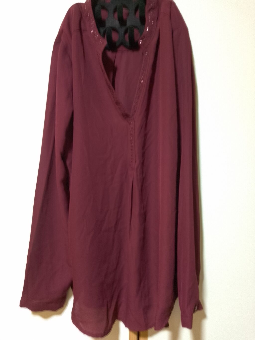 Bordo bluza,dug rukav,sa cirkonima.Velicina 38.Korisceno.Cena 700.Bez