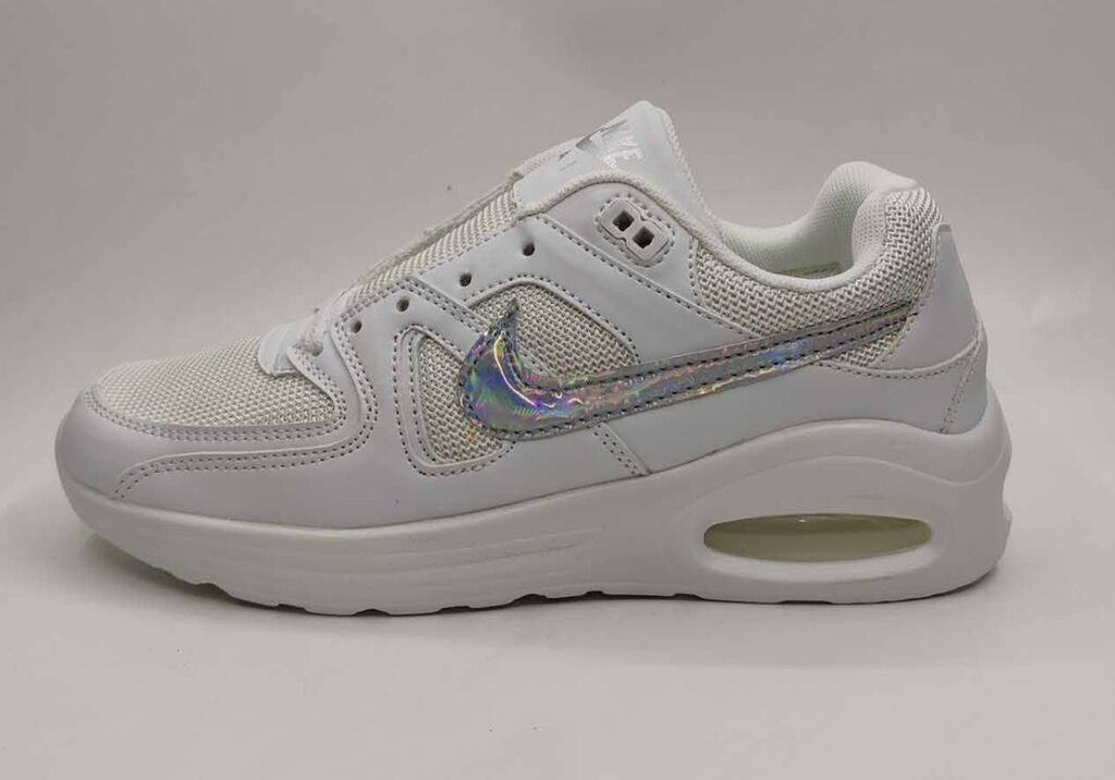 Bele sportske patike sa vazdušnim jastukom i iridescentnim Swoosh