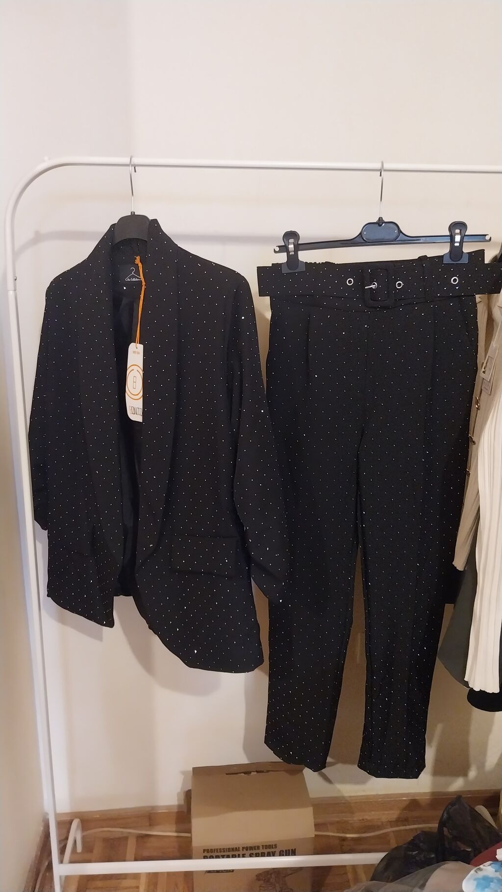 Elegantno ženski komplet – sako i pantalone u crnoj boji sa sitnim