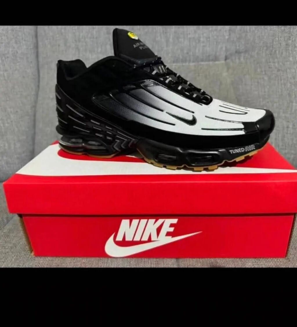 Patike Nike Air Max Plus III, dostupne u kombinacijama crno-bele