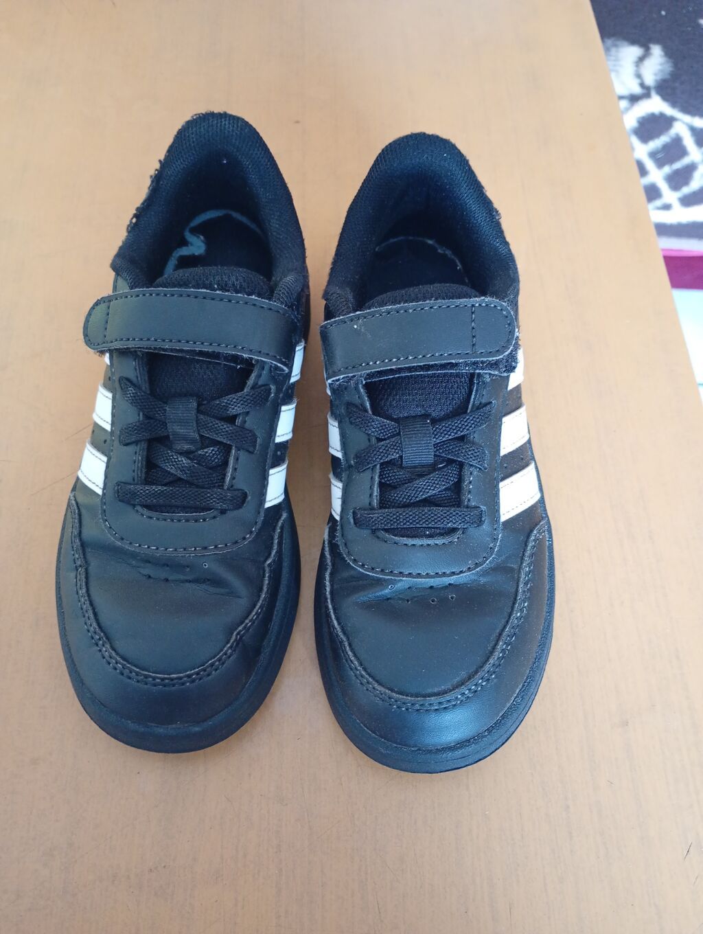 Dečije patike Adidas, crne boje sa belim detaljima (tri pruge sa