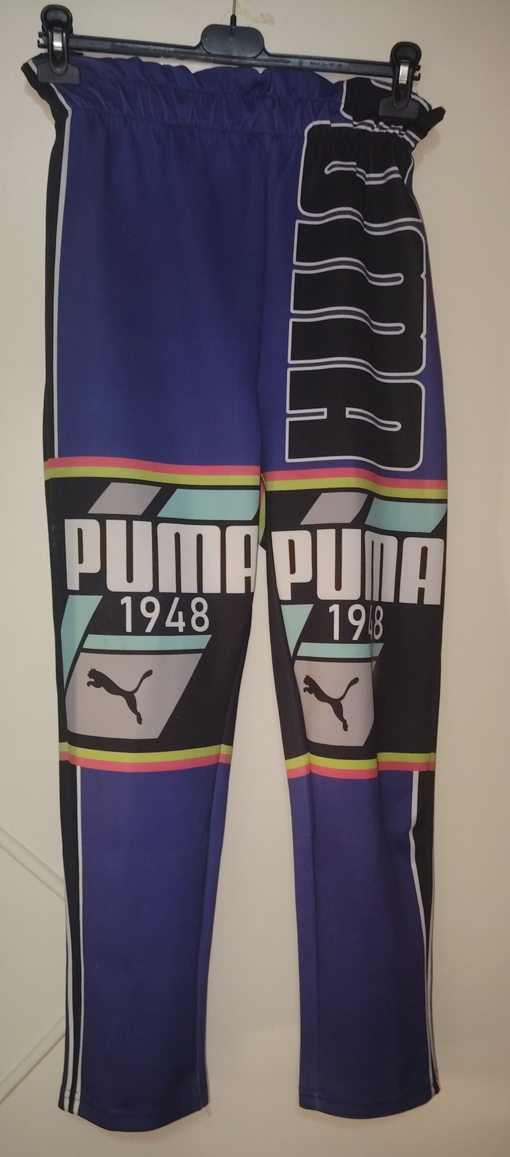 Puma sportske trenerke – model sa izraženim grafičkim printom. -