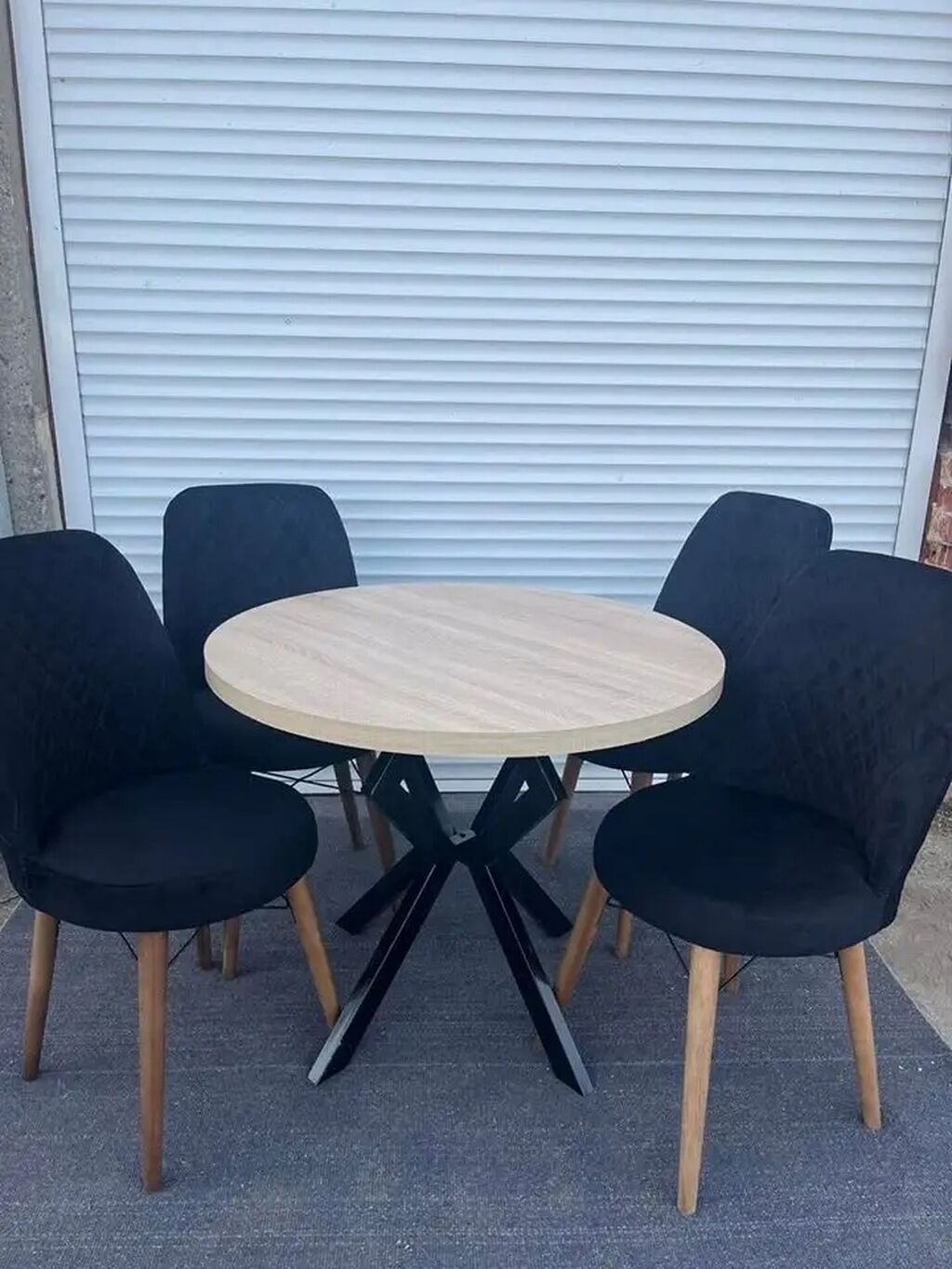 Trpezarijski set – okrugli sto sa 4 stolice - Sto: okrugla ploča u