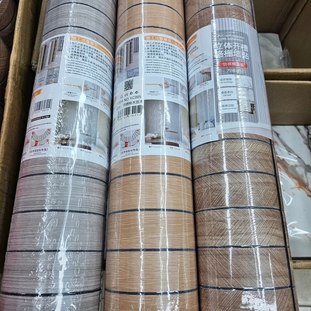 04. PVC samolepljiva zidna obloga sa 3D efektom drveta koja služi kao