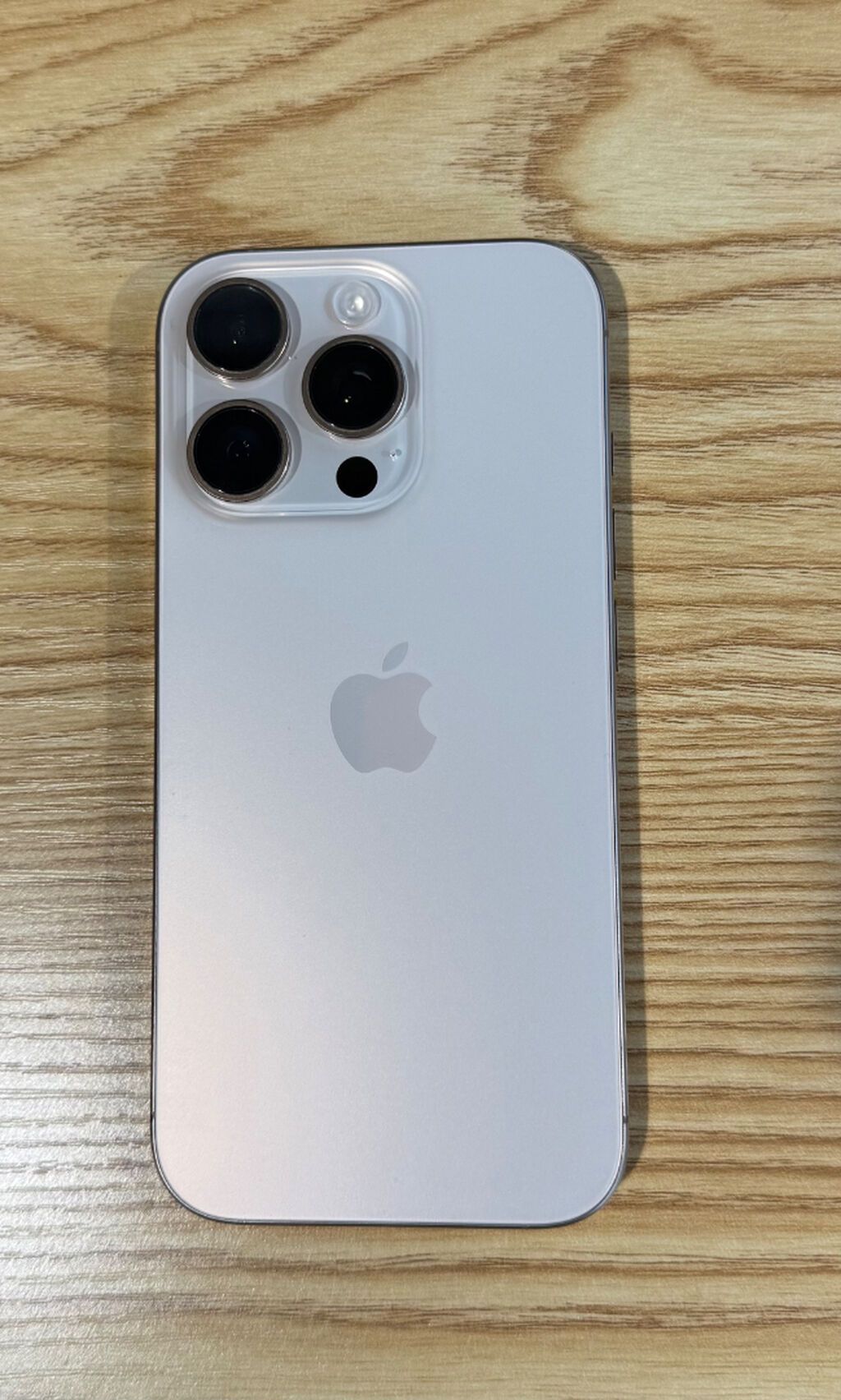 Prodajem iPhone 16pro, 256gb, desert titanium, star 18 meseci