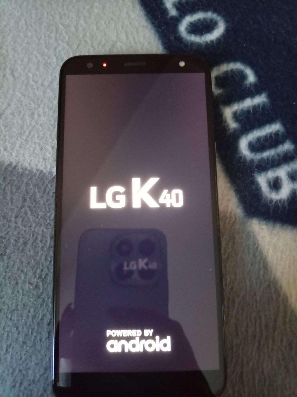 Lg K40.Potpuno ispravan,ne baguje kamera mu je top.Telefon u odličnom