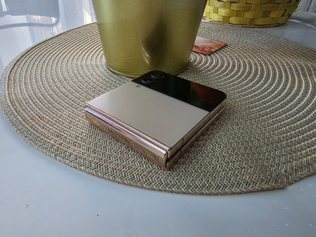 Samsung Galaxy Z Flip (serija Z Flip, zlatno/roze nijansa) -