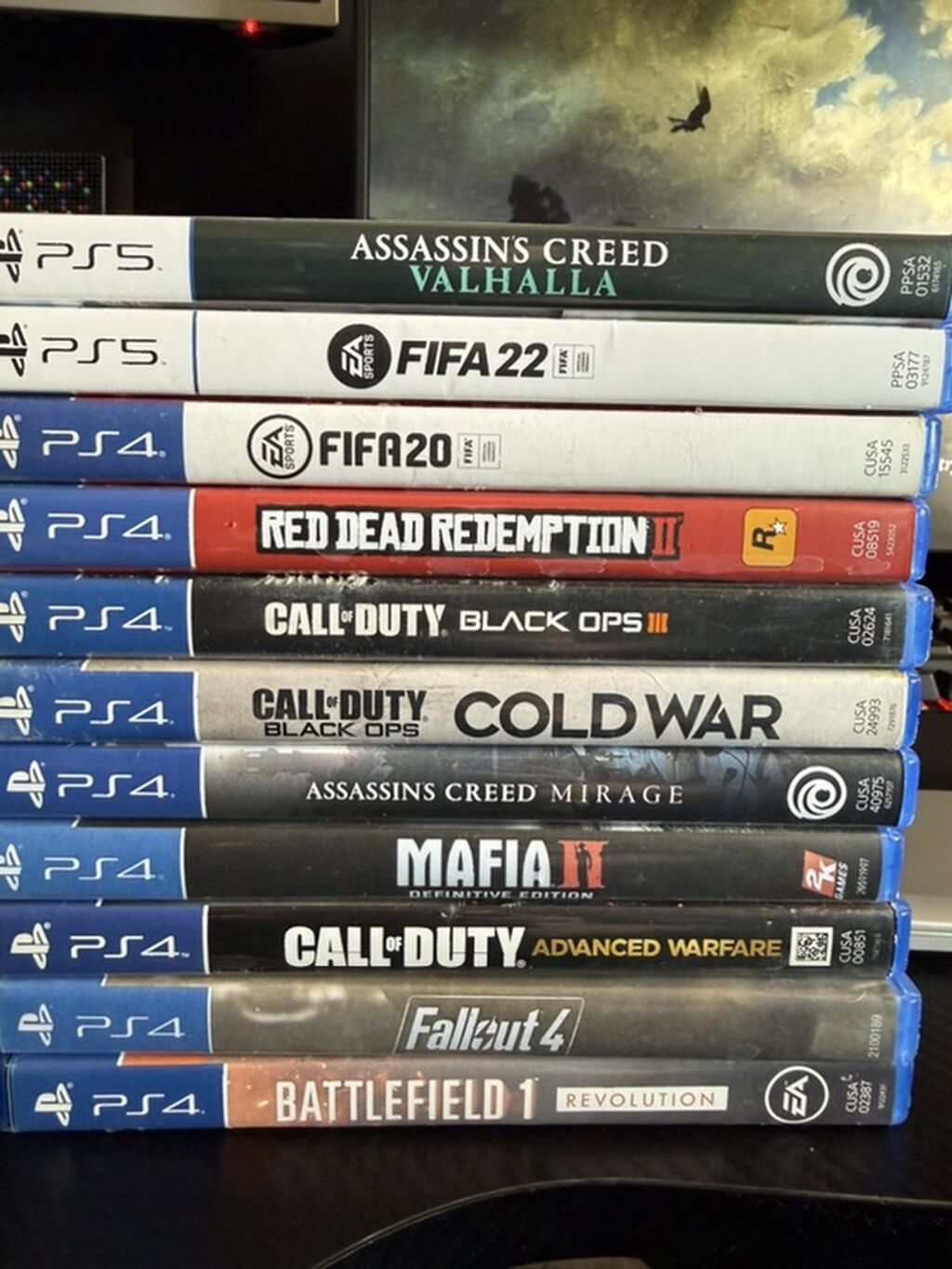 Kolekcija originalnih PlayStation igara (PS5 i PS4), sa kutijama i
